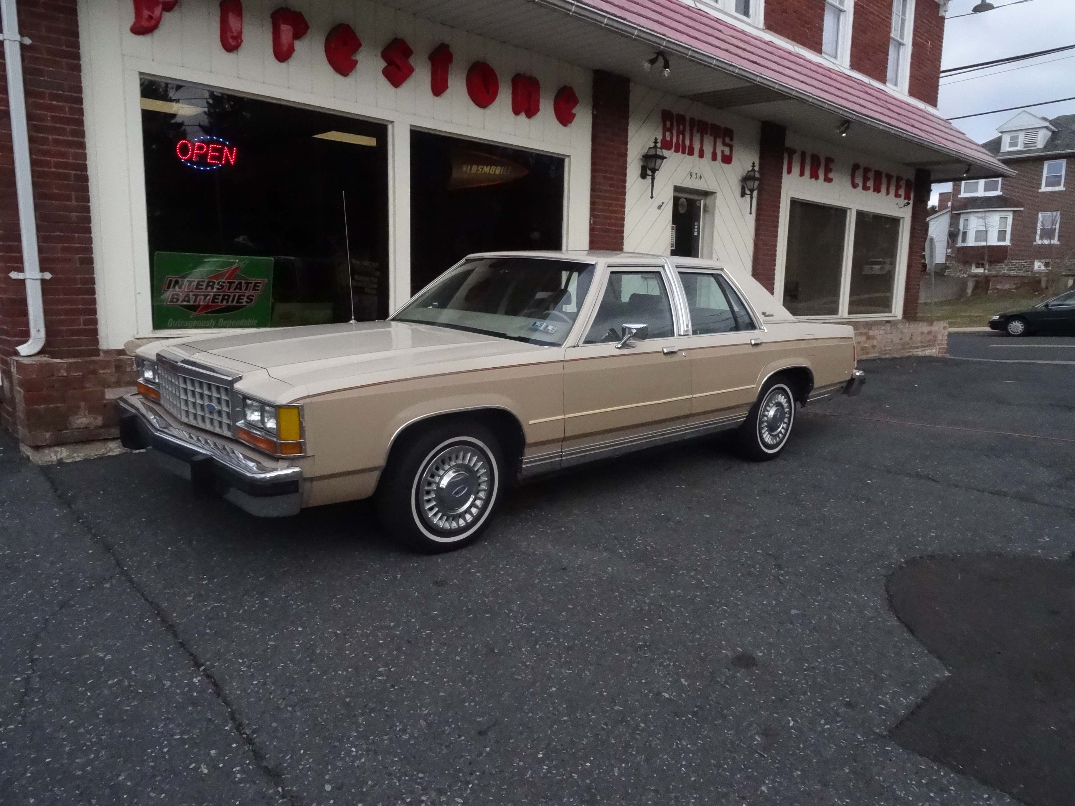 Ford LTD Crown victoria 1985 ( France dpt 29) - American Cars and Parts